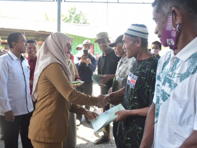 IDP Serahkan Sertifikat Tanah untuk Warga Transmigrasi Bantimurung - Caber ID